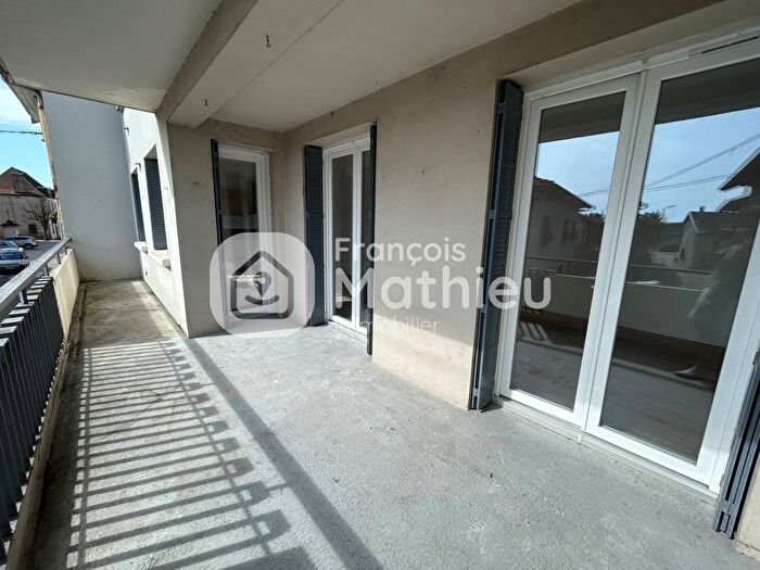 Appartement à louer - Saint-Trivier-de-Courtes - 4 pièces - 3 chambres