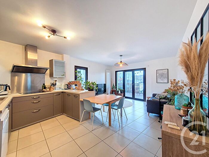 Appartement à vendre - Sathonay-Camp - 3 pièces - 2 chambres