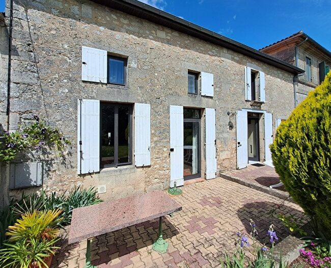 Maison à vendre - Aubie-et-Espessas - 6 pièces - 4 chambres