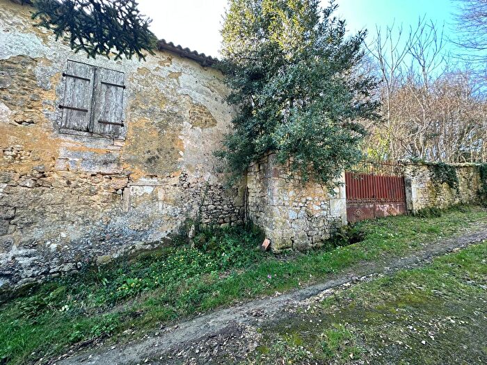 Maison à vendre - Saint-Sauvant - 7 pièces - 4 chambres