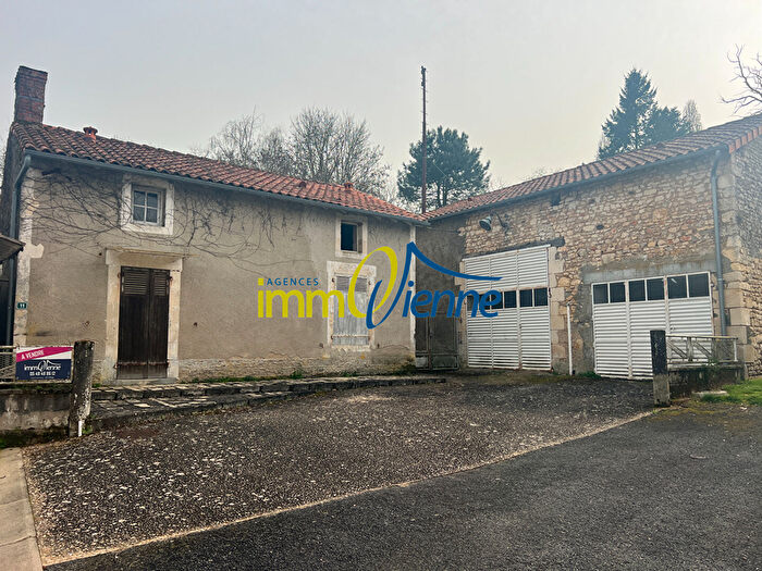 Maison à vendre - Civaux - 5 pièces - 2 chambres