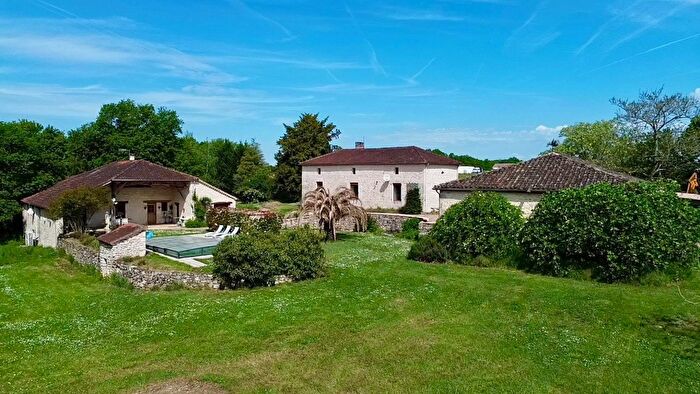 Maison à vendre - Hautefage-la-Tour - 9 pièces - 6 chambres