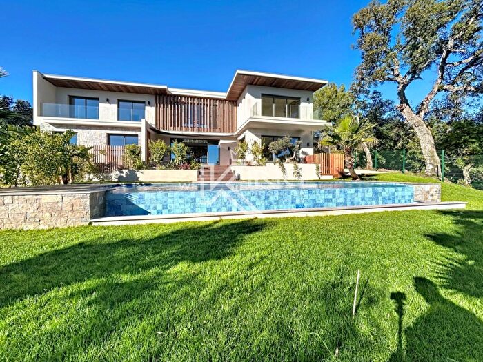 Maison à vendre - Saint-Raphaël, Valescure, Vaulongue - 7 pièces - 5 chambres