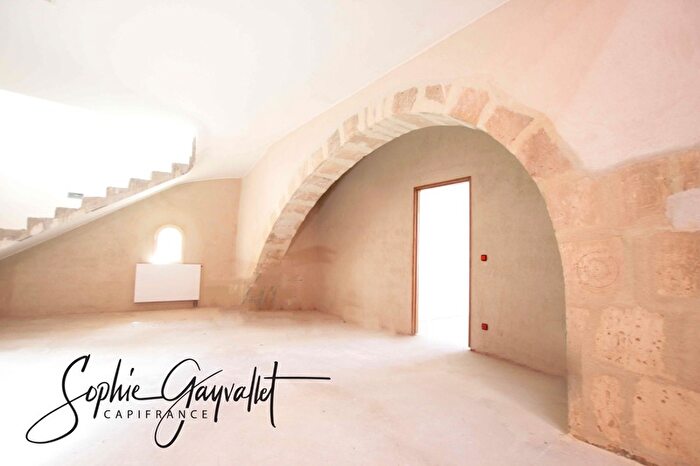 Maison à vendre - Saint-Martin-de-Crau - 9 pièces - 5 chambres