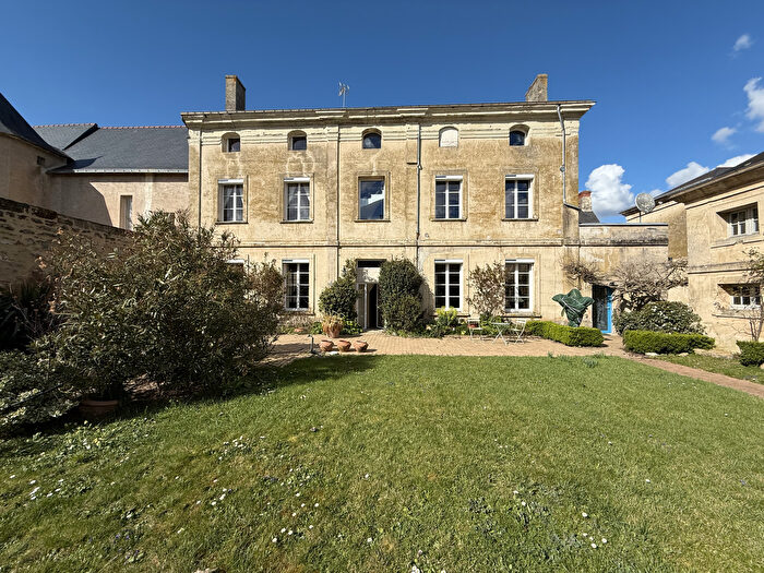 Maison à vendre - Doué-la-Fontaine - 8 pièces - 4 chambres