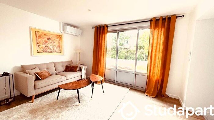 Appartement à louer - Le Burck, Mérignac - 1 pièce - 4 chambres