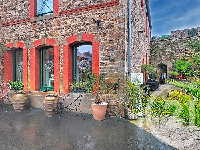 Maison à vendre - Guingamp - 11 pièces - 5 chambres