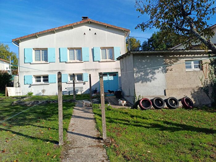 Maison à vendre - Chalais - 4 pièces - 3 chambres