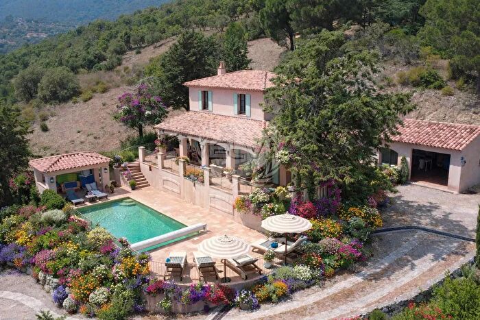 Maison à vendre - Le Plan-de-la-Tour - 5 pièces - 2 chambres