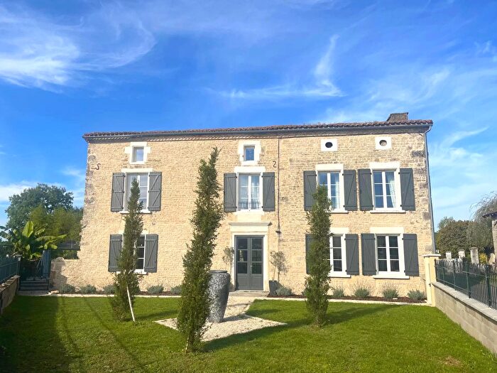 Maison à vendre - Villefagnan - 7 pièces - 4 chambres