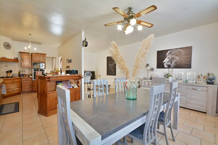 Maison à vendre - Ivry-la-Bataille - 10 pièces - 4 chambres