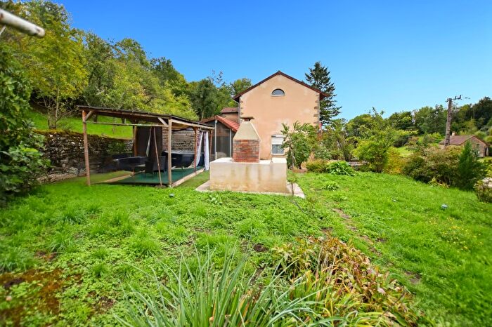 Maison à vendre - Saint-Sernin-du-Plain - 11 pièces - 8 chambres