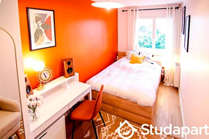 Appartement à louer - Bourgogne, Les Ulis - 1 pièce - 6 chambres