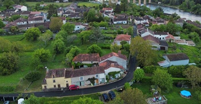 Maison à vendre - LIsle-Jourdain - 12 pièces - 5 chambres