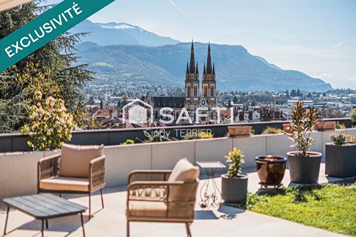 Appartement à vendre - Voiron, Centre-ville, Gare - 4 pièces - 2 chambres