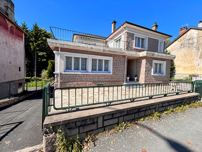 Maison à vendre - Ussel - 6 pièces - 4 chambres