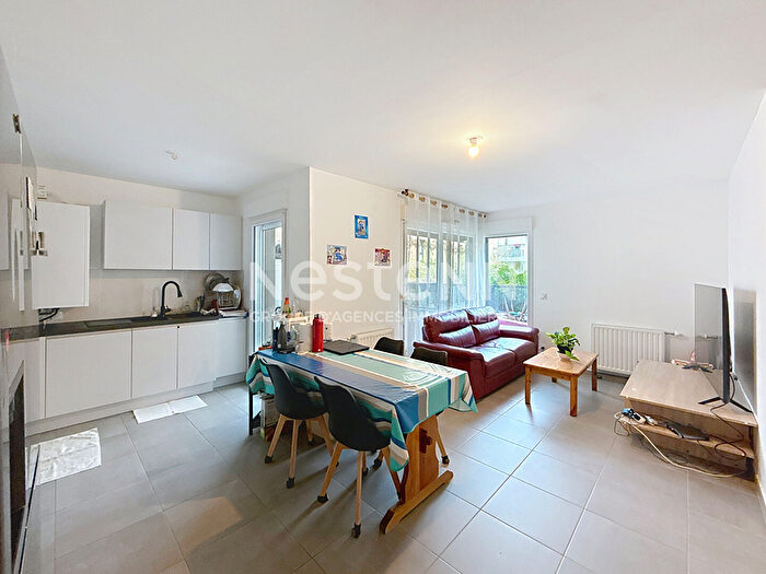 Appartement à vendre - Bron, Le Terraillon - 4 pièces - 3 chambres