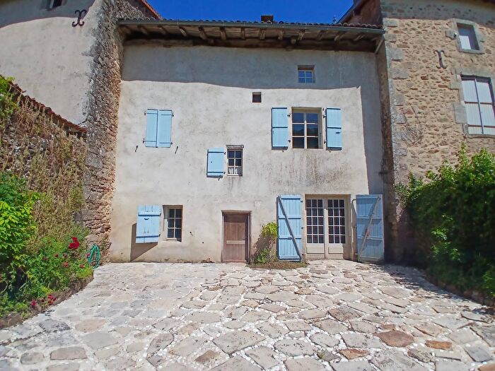 Maison 8 pièces à Les Salles-Lavauguyon, à vendre