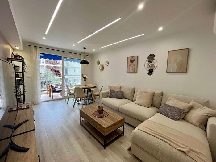 Appartement à louer - Ponteil, Antibes - 3 pièces - 2 chambres