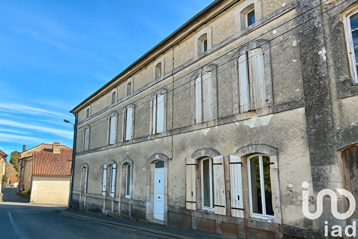 Maison à vendre - Montboyer - 8 pièces - 4 chambres