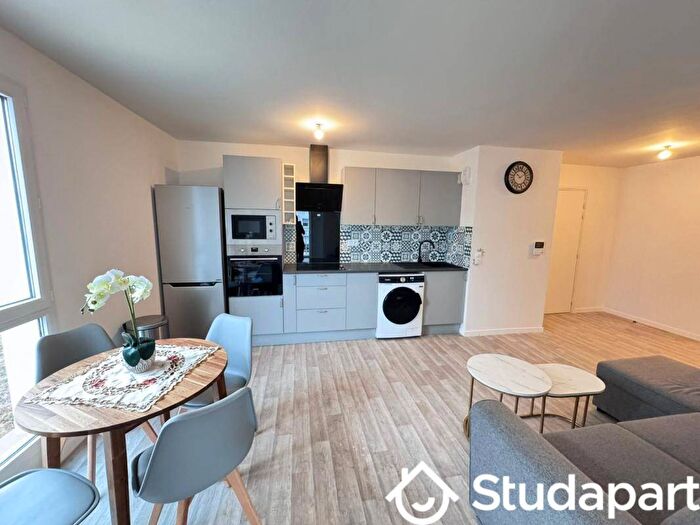 Appartement à louer - Les Fleurs, Carrières-sous-Poissy - 1 pièce - 3 chambres