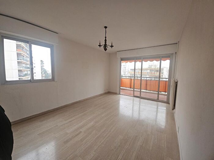 Appartement à louer - Antibes, Antibes-les-Pins, Trianon, Le Fournel, Peyregoue - 3 pièces - 2 chambres