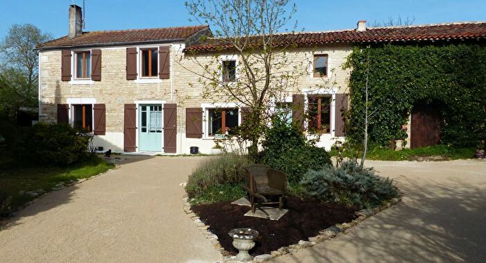 Courcôme : Maison 9 pièces à vendre