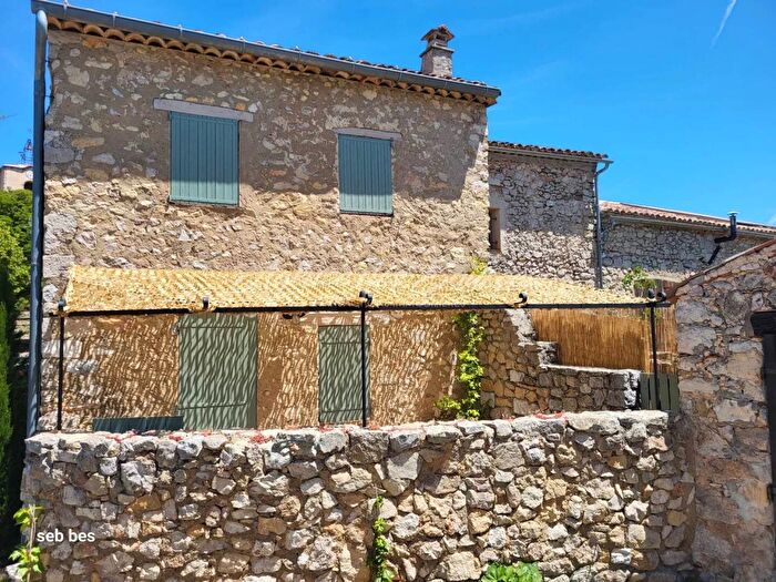 Maison à louer - Fox-Amphoux - 4 pièces - 3 chambres