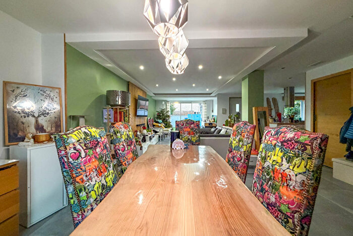 Maison à vendre - La Londe-les-Maures, Centre-ville - 5 pièces - 4 chambres