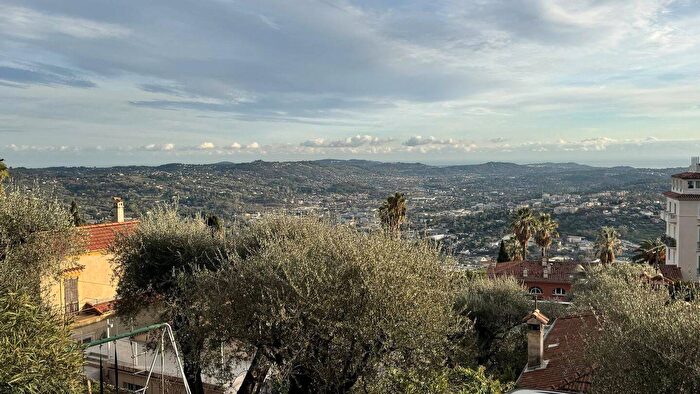 Appartement à louer - Centre Ville Nord, Grasse - 3 pièces - 2 chambres