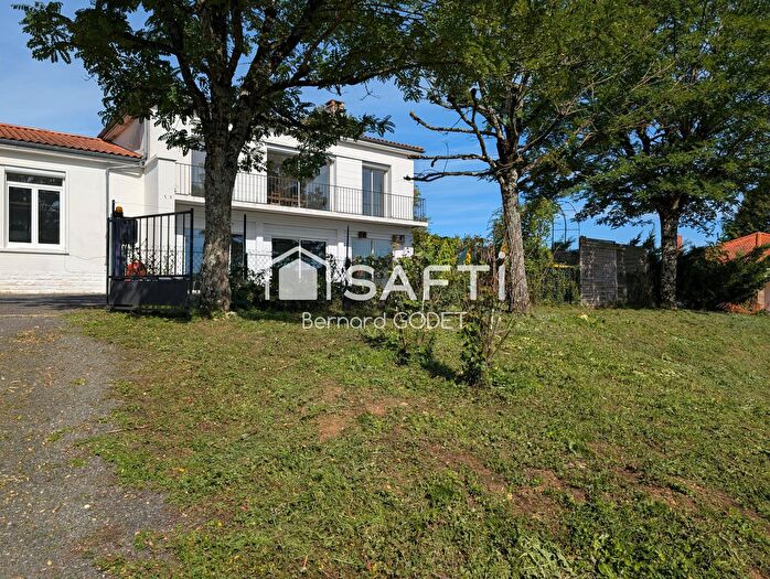 Maison à vendre - Genouillé - 9 pièces - 4 chambres