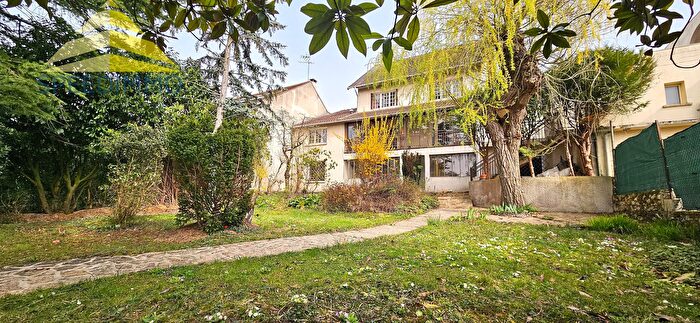 Maison 6 pièces à Mandres-les-Roses, à vendre