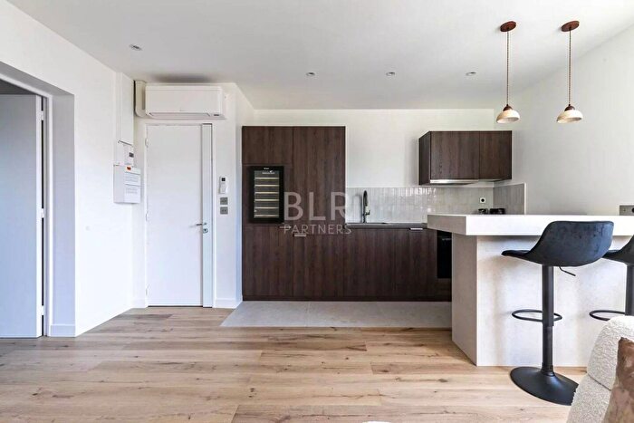 Appartement à louer - Porte Dauphine, Paris ème arrondissement - 2 pièces - 1 chambre