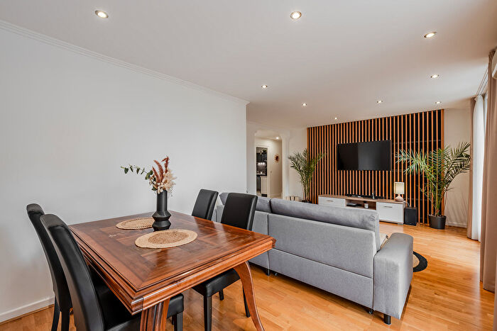 Appartement à vendre - Décines-Charpieu, Centre-ville - 3 pièces - 2 chambres