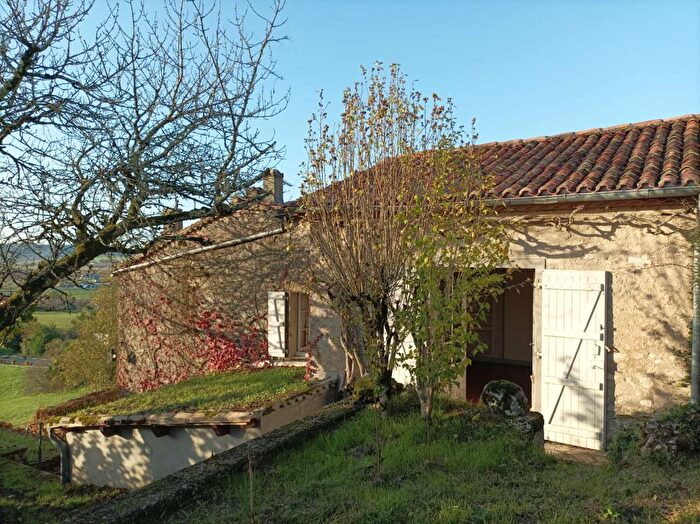 Villebois-Lavalette : Maison 4 pièces à vendre