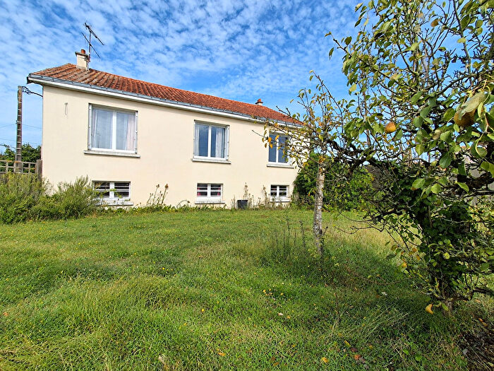 Saint-Étienne-de-Mer-Morte : Maison 4 pièces à vendre