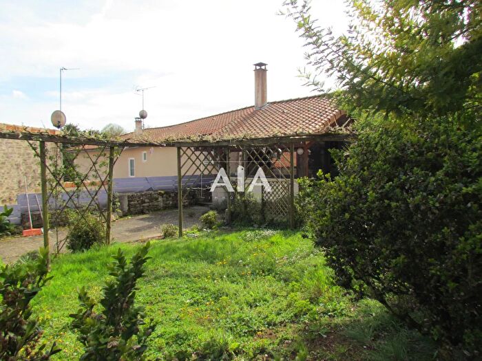 Maison à vendre - Ruffec - 6 pièces - 4 chambres