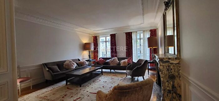 Appartement à louer - Paris e , Triangle dOr - 5 pièces - 3 chambres