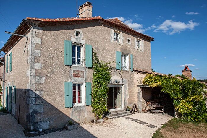 Maison à vendre - Saint-Amant-de-Montmoreau - 6 pièces - 4 chambres