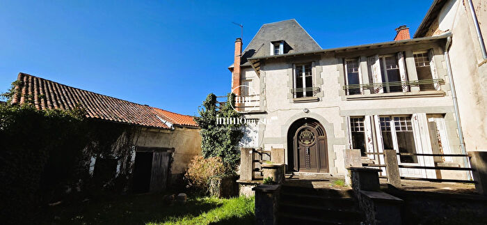 Maison à vendre - Rochechouart - 11 pièces - 5 chambres