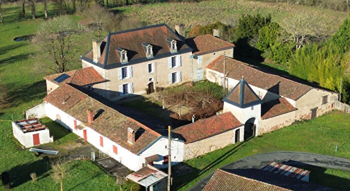 Maison 13 pièces à vendre à Confolens