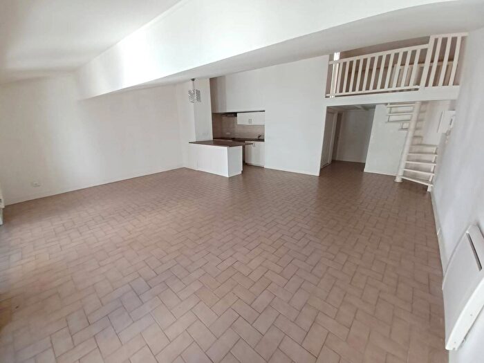 Appartement à louer - Les Cariatides, Beaucaire - 4 pièces - 2 chambres
