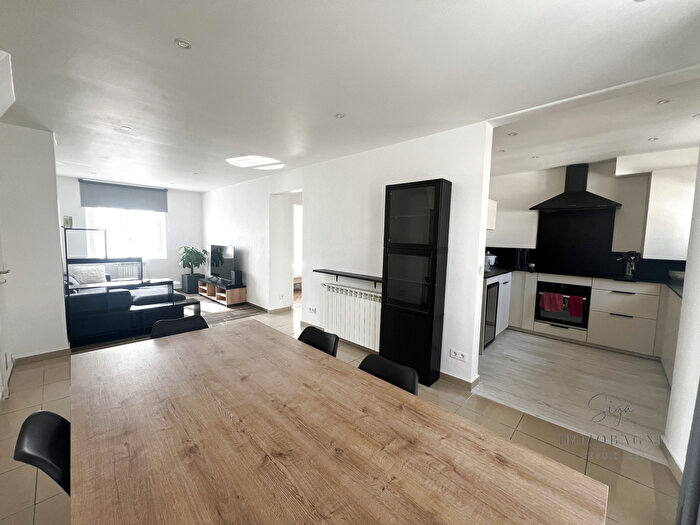 Appartement à louer - Aubagne, Centre-ville, Beaumond - 3 pièces - 2 chambres