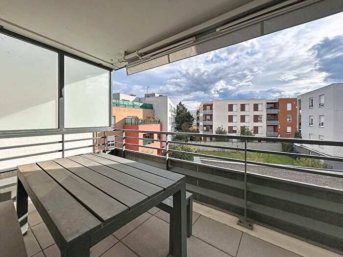 Appartement à louer - Centre, Meyzieu - 3 pièces - 2 chambres