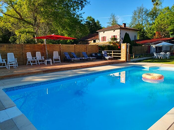 Maison à vendre - Saulgond - 12 pièces - 9 chambres