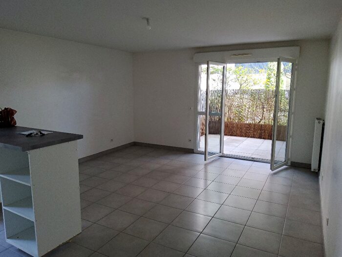 Décines-Charpieu, Centre-ville : Appartement 2 pièces à louer