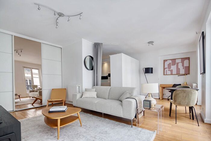 Appartement à louer - Saint Philippe du Roule, Paris ème arrondissement - 2 pièces - 1 chambre