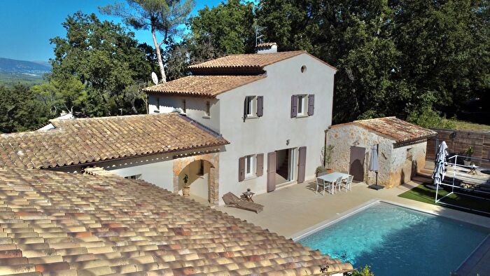 Maison à louer - Valbonne, Village - 6 pièces - 5 chambres