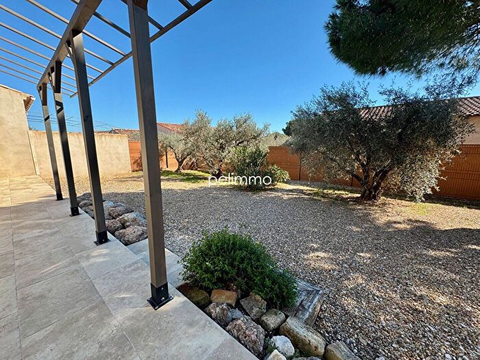 Maison à louer - Aureille - 4 pièces - 3 chambres