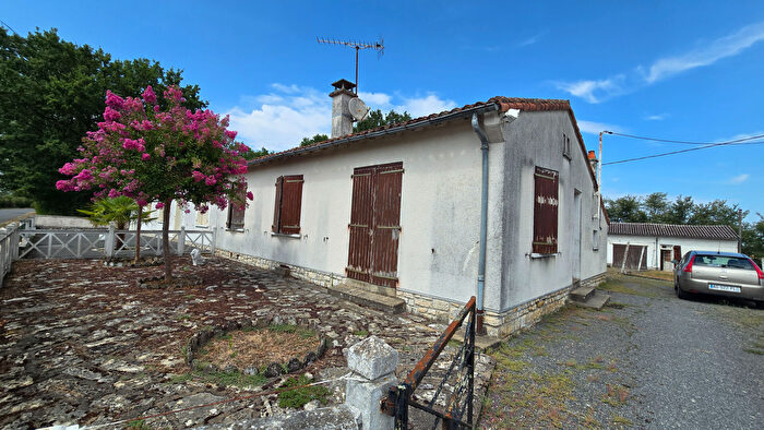 Charroux : Maison 3 pièces à vendre